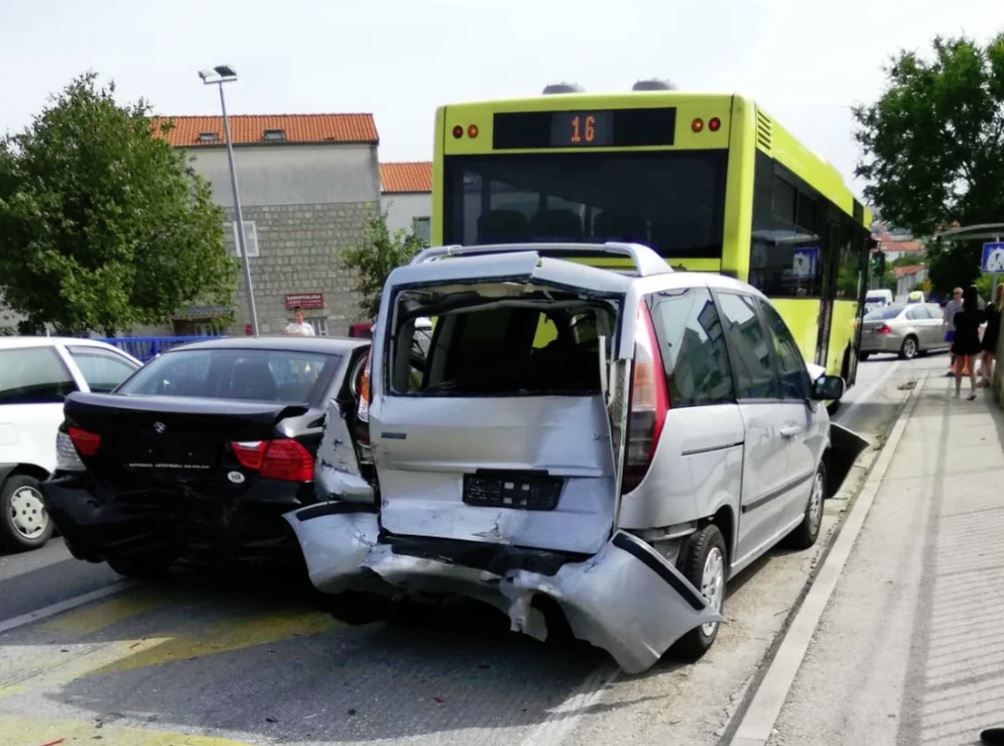 Jutarnji list - ČETVEROSTRUKI SUDAR NA CESTI U SOLINU Autobus stao na stanicu, u njega se zabila ...